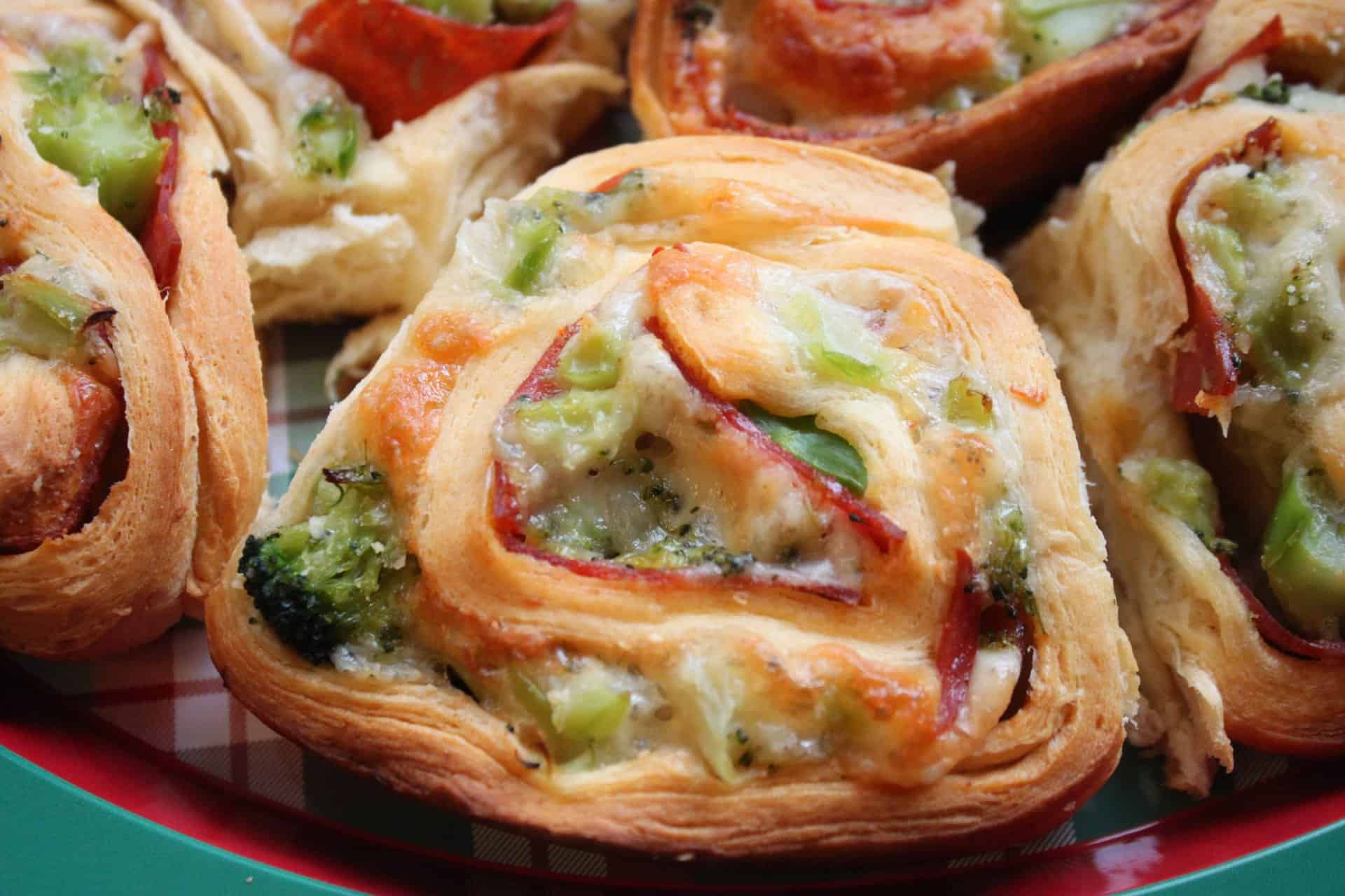 Perfectly Easy Mozzarella and Pepperoni Pinwheels for Any Occasion ...